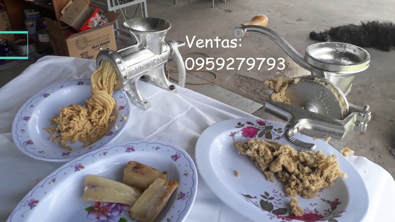 Moliendo Verde y Yuca a mano (ECUADOR) - YouTube