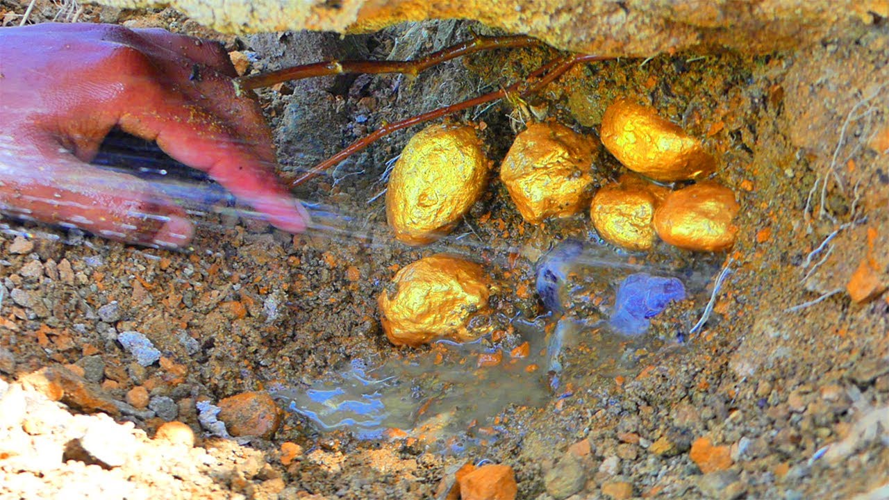 Moment of finding treasure full of diamond, gold and jewels treasure ...