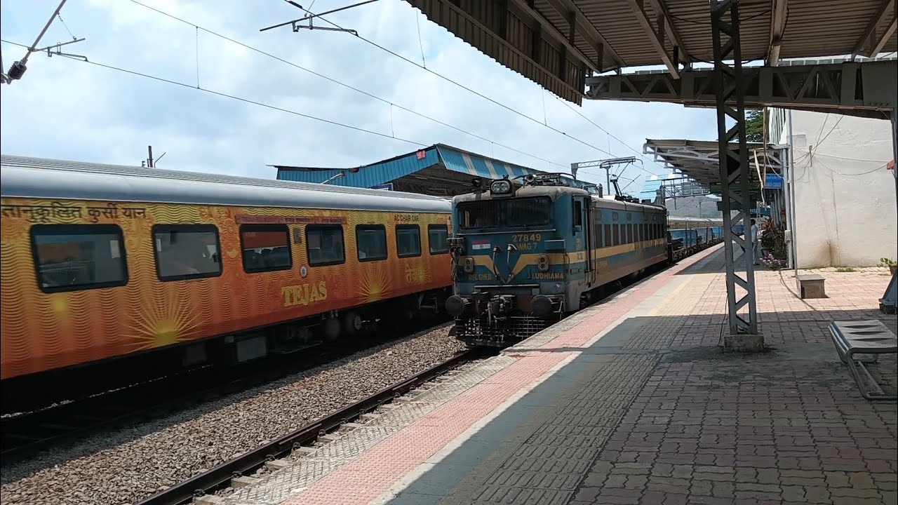 82902 Ahmedabad - Mumbai Central IRCTC Tejas Express Crosses Freight ...