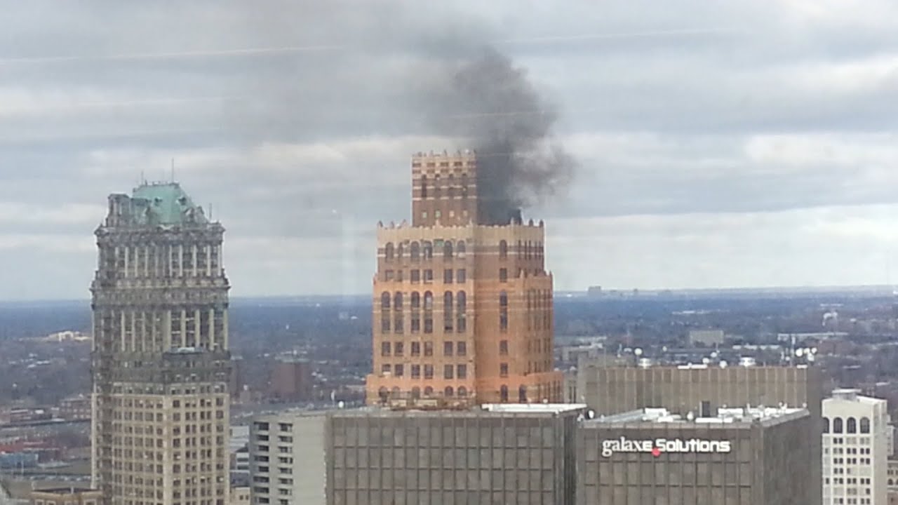 Detroit Skyscraper Catches on Fire - YouTube