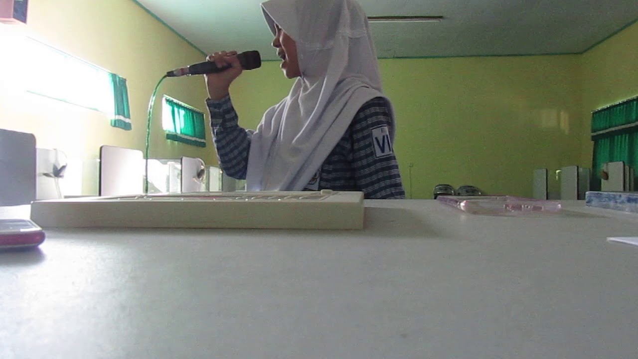 Isna Septi Handayani ( Latihan Solo Vokal di SMPN 1 Temanggung ) - YouTube
