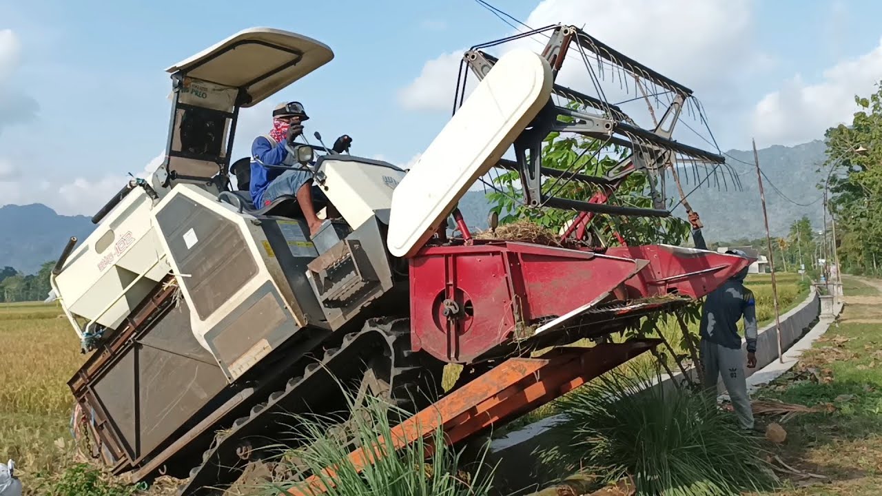 combine harvester maxxi Bimo keluar lahan dan masuk lahan sampai ...