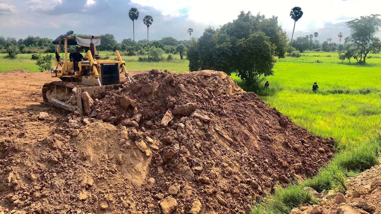 THE BEST!! KUMATSU D58E BULLDOZER MOVING SOIL CLEANING LAND PROCESS ...