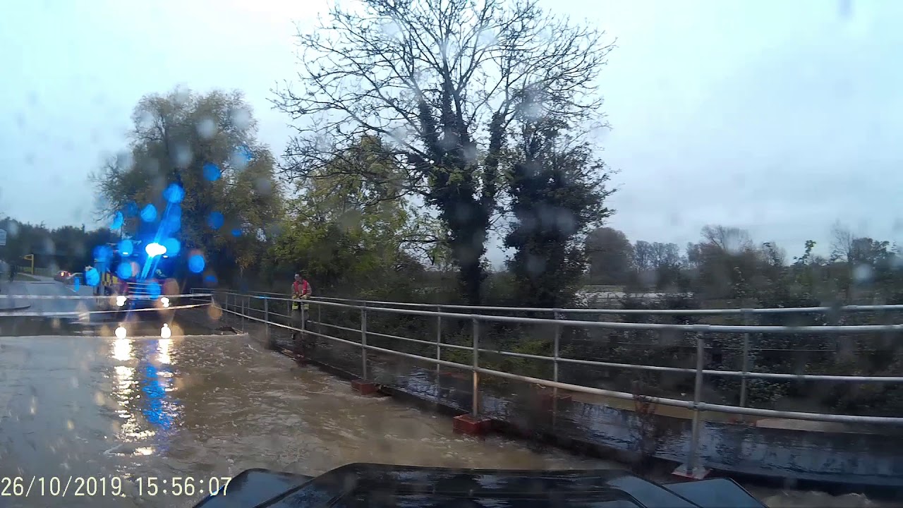 Leicester, Wigston deep floods, Crow Mills, Land Rover Defender wading ...