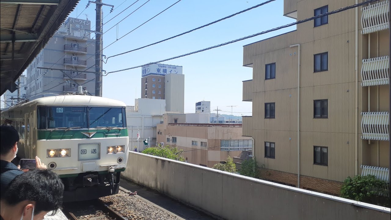 キャパオーバーの桐生駅を発車する185系B6編成 - YouTube
