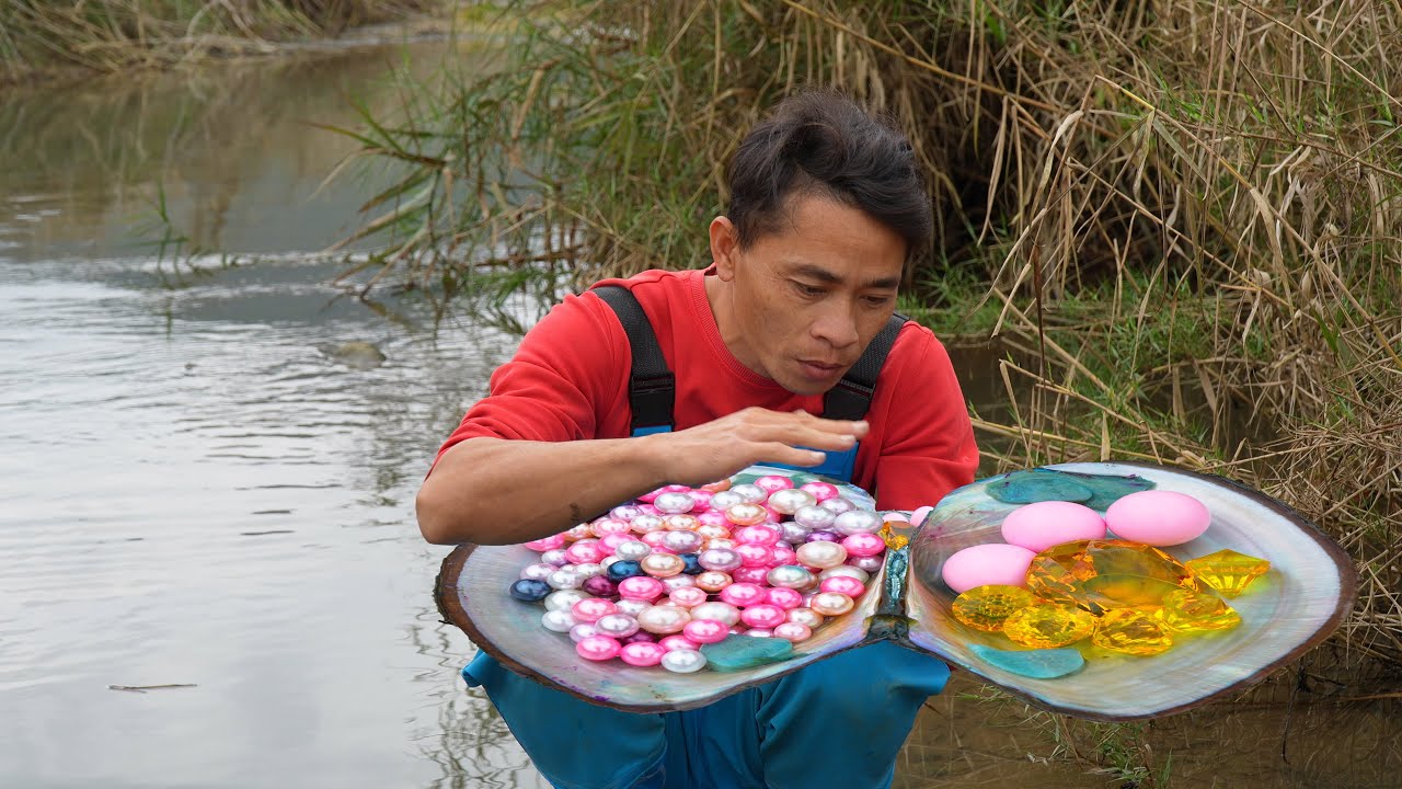 From the Muddy Banks to Fame: Girl Finds Giant Pearl-Hosting Clam on ...