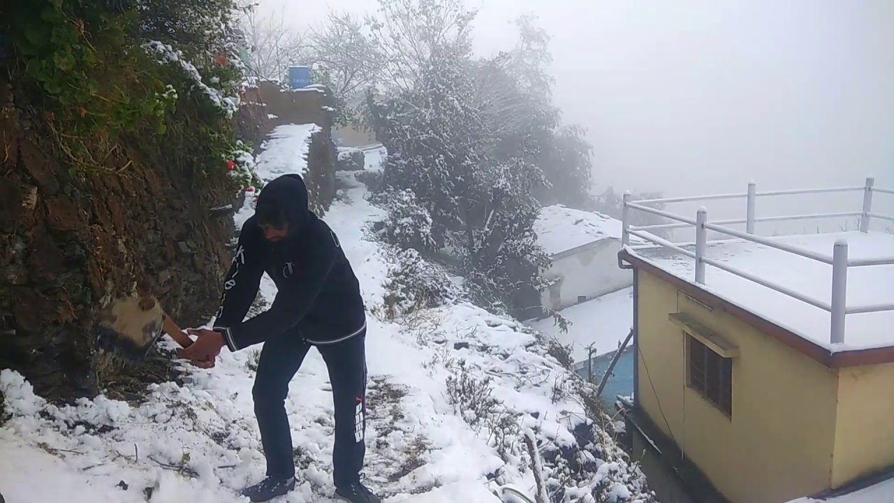 Barf- daandi kanthiyu ma pauri garhwal snowfall 9/1/2020 - YouTube