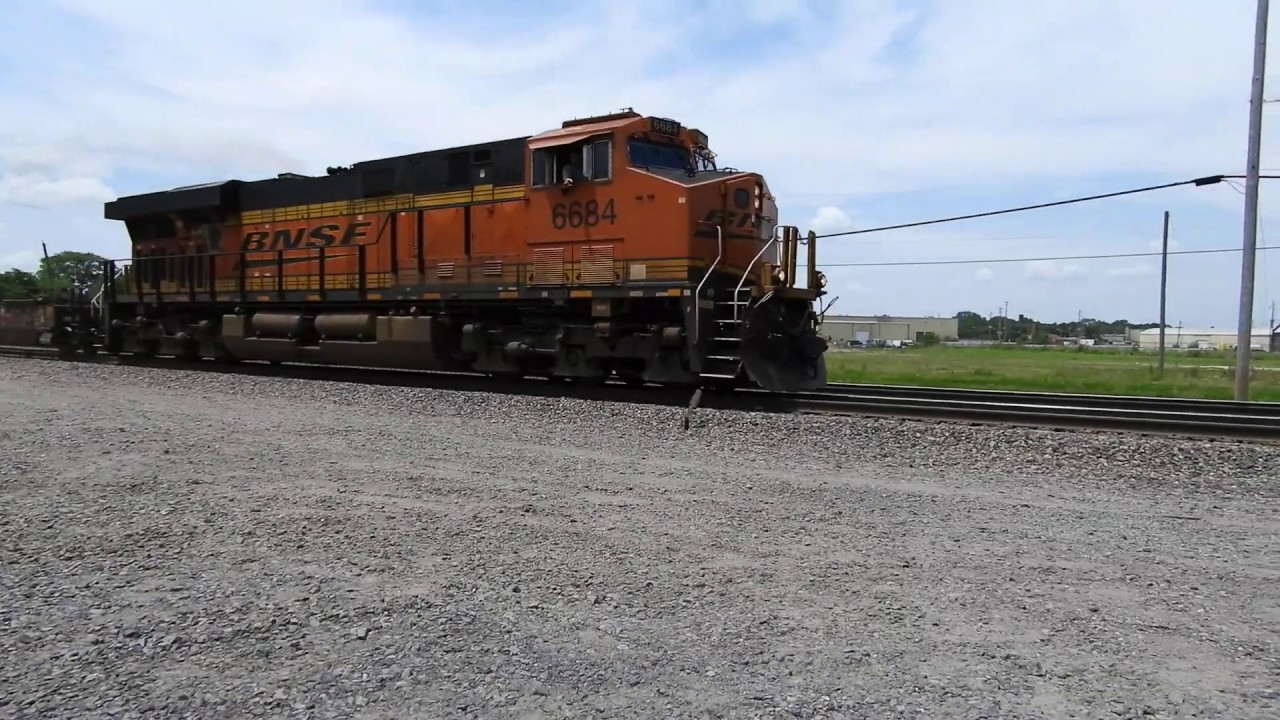 BNSF 6684 a ES44C4 leads a empty baretable train through Galesburg IL - YouTube
