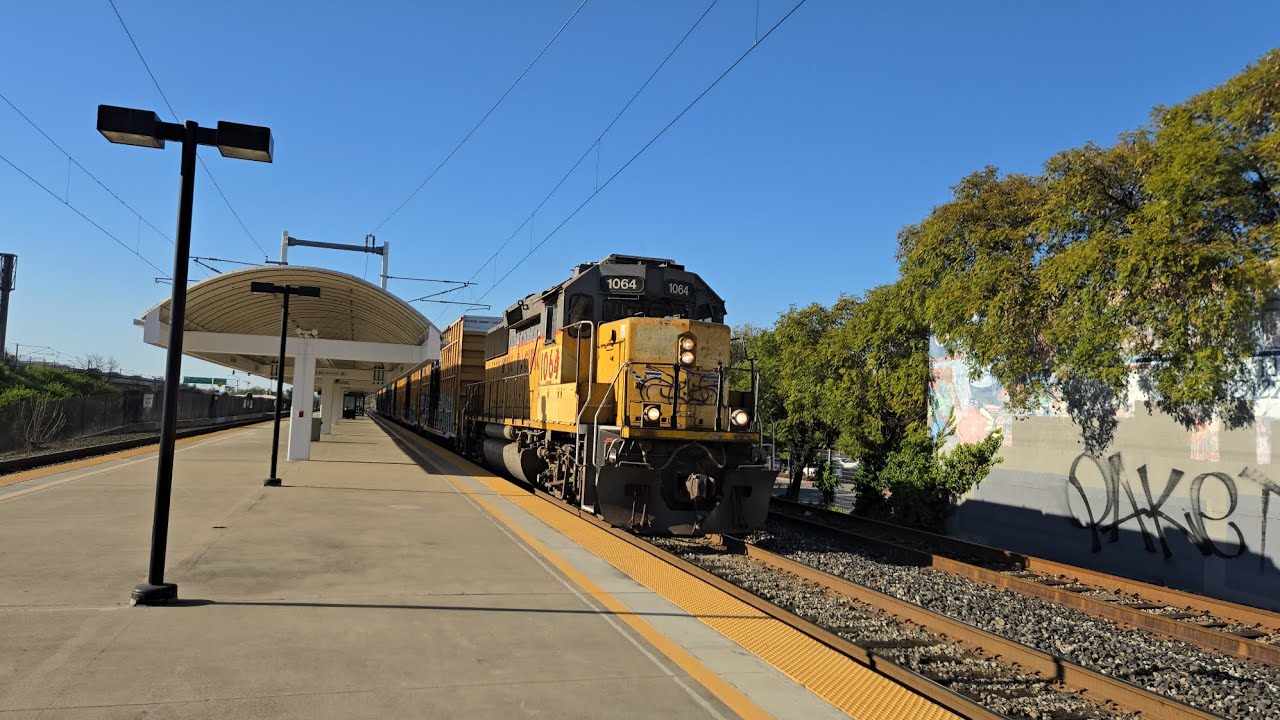 Union Pacific #1064 leading (LWJ72) Salinas Hauler at Tamien Station ...