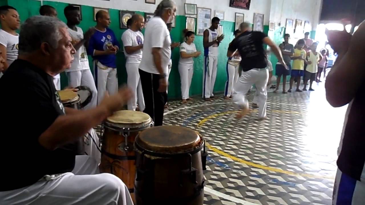 mintirinha tocando atabaque - YouTube