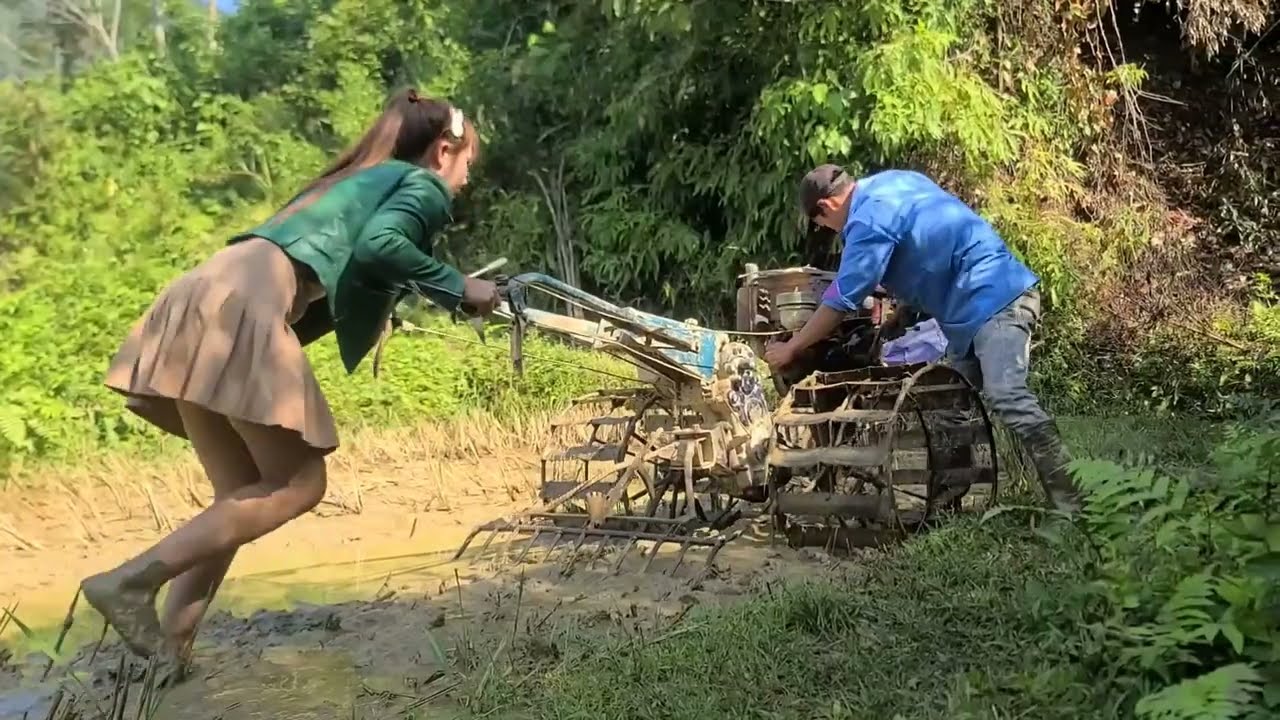 Repairing tractors in the field, Multi-talented repair girl - YouTube