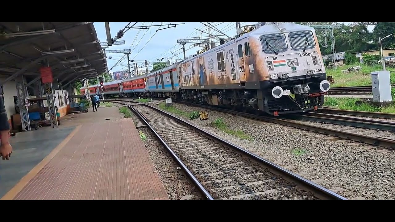 Netravati Express curves and arriving at Kollam Junction. WAP-7 kamal ...