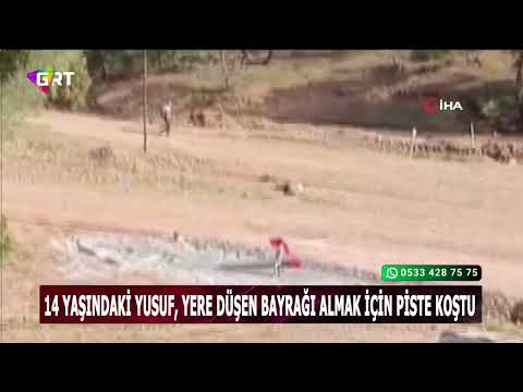 14 yaşındaki Yusuf, yere düşen bayrağı almak için piste koştu