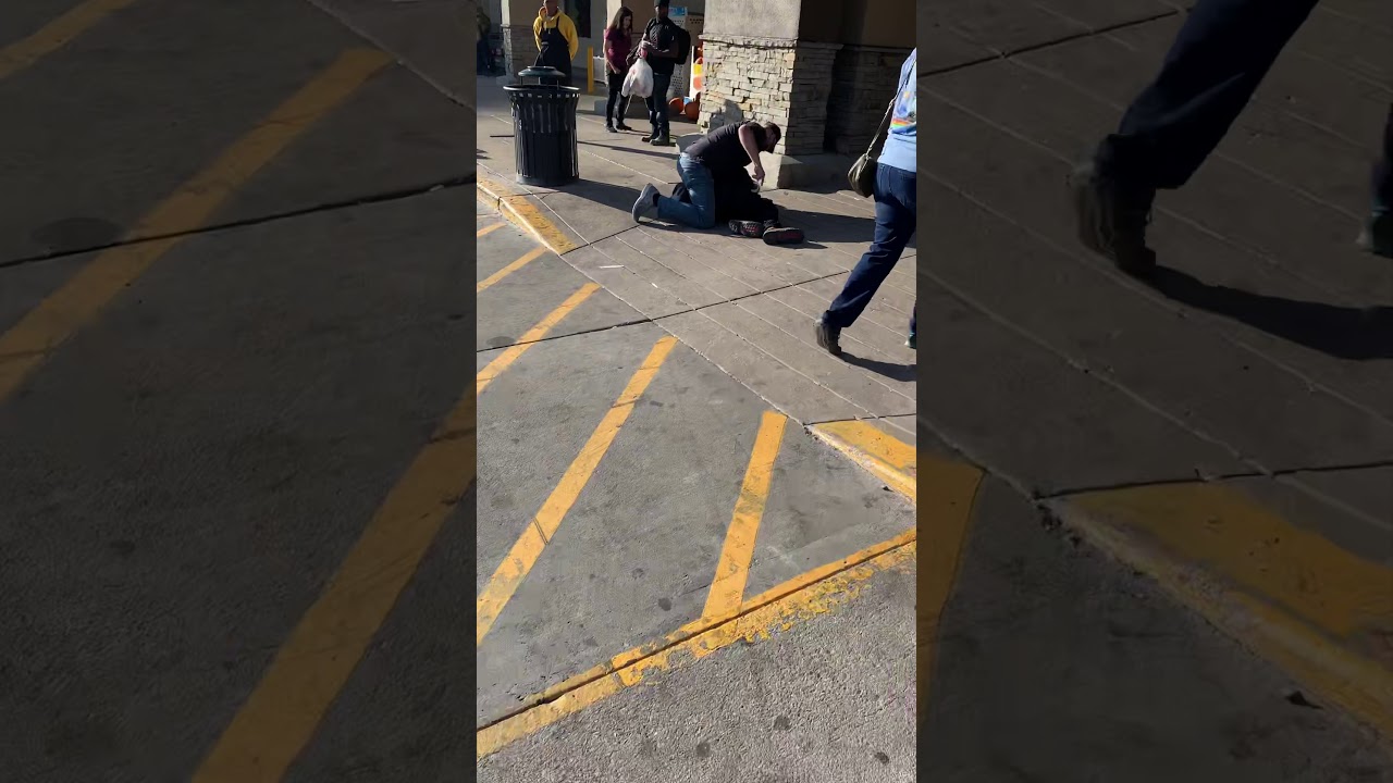 Fight Outside Grocery Store - YouTube