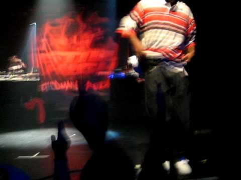 Method Man Rips Blunt in NYC Crowd as he Performs with Redman - YouTube