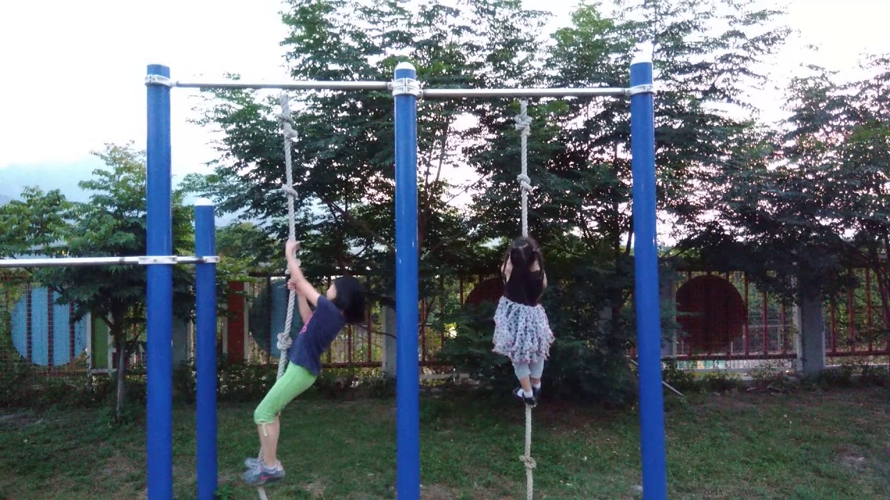 Strong girls climb rope - YouTube