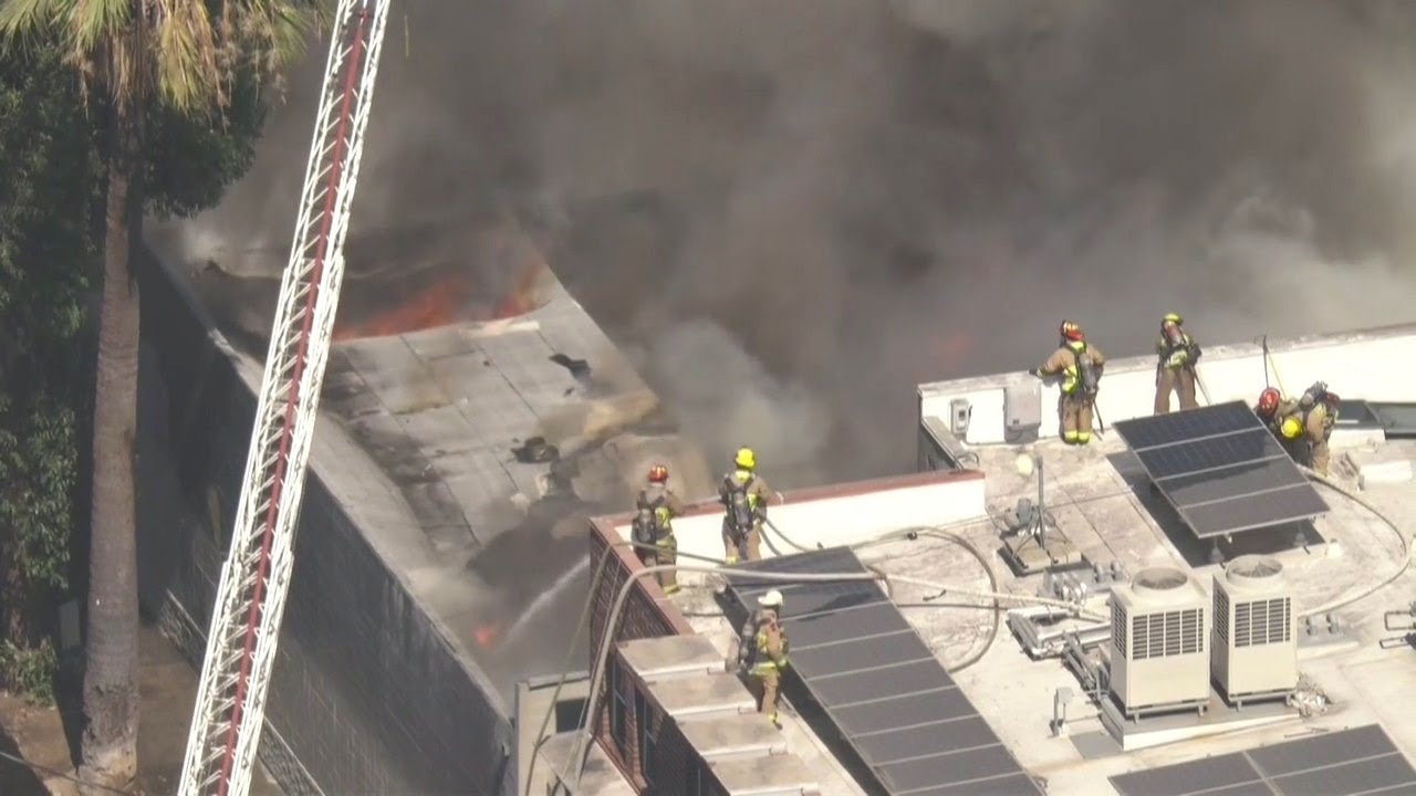 Fire burns down downtown LA building - YouTube