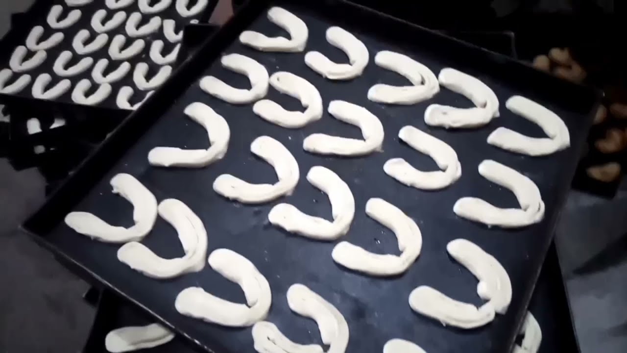 projapoti biscuit toyri hocche - YouTube