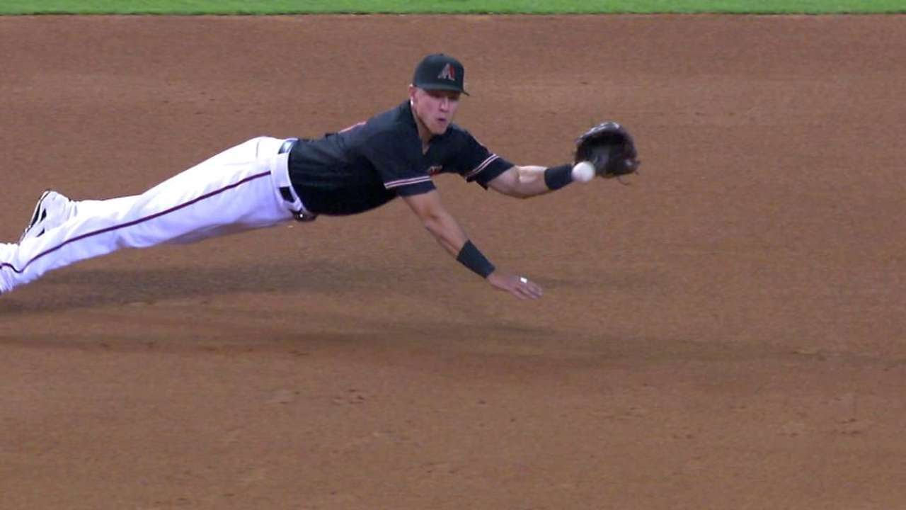 MIL@ARI: Lamb makes spectacular diving catch, throw - YouTube