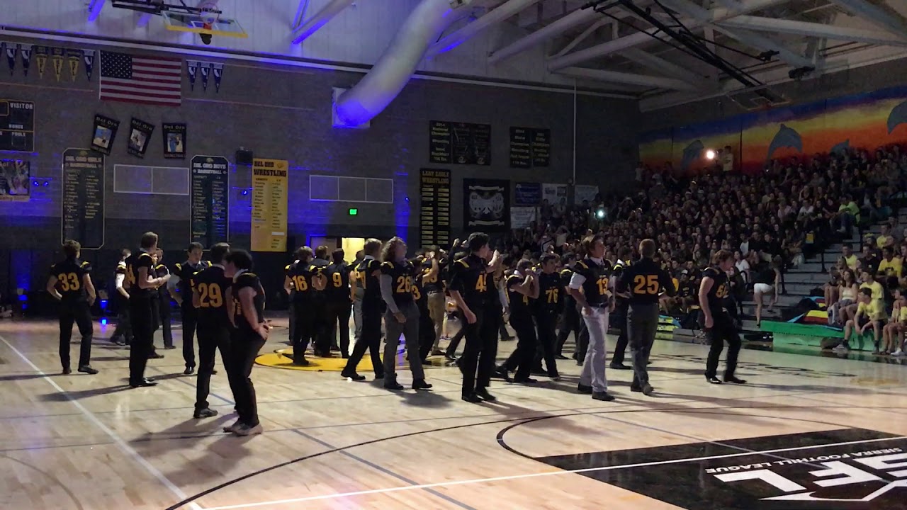 Del Oro Football Dancing at the 2017 Homecoming Rally - YouTube