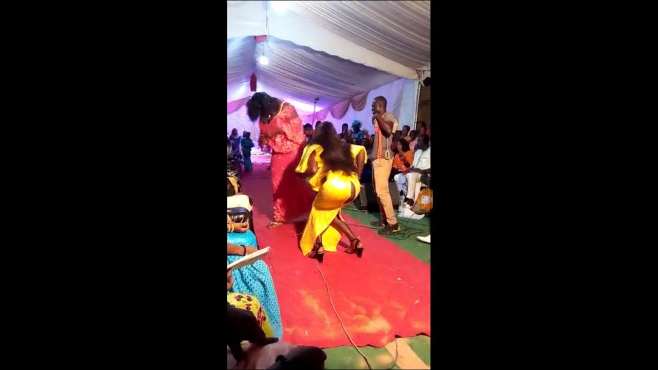 Woman without underwear goes naked in party as her gown tears while ...