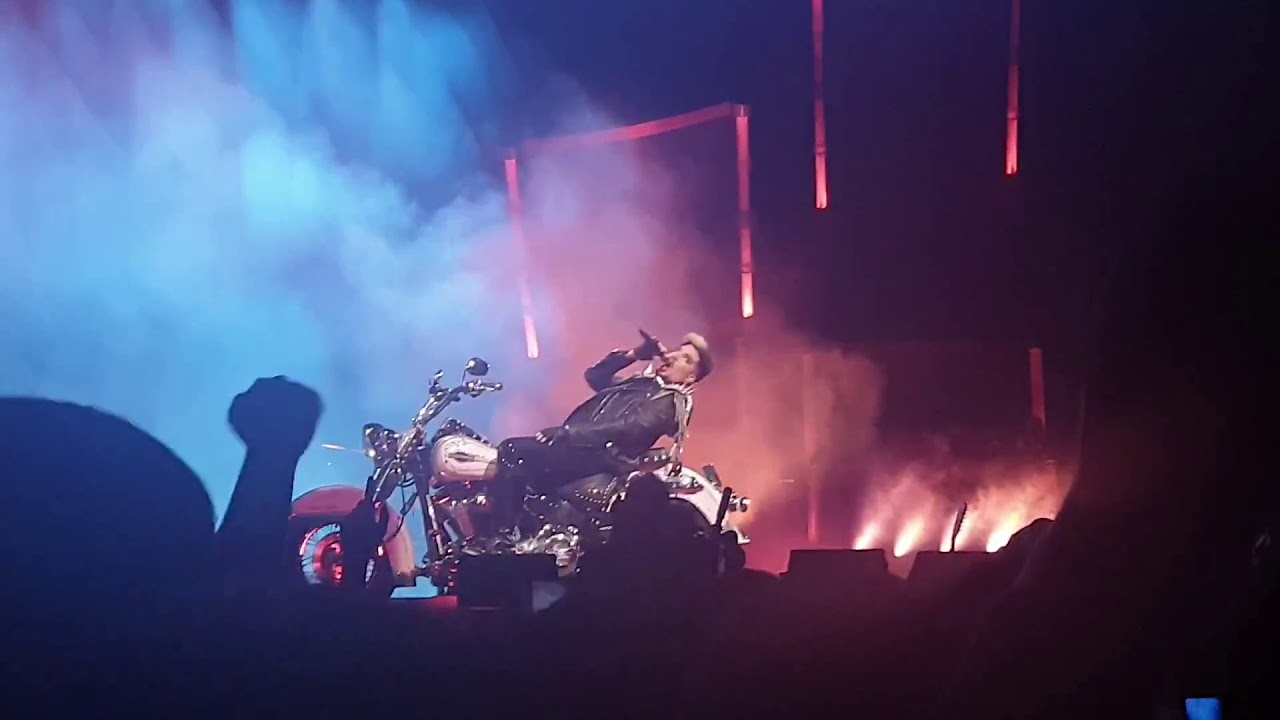 Queen - Bicycle Race (200118, 서울) - YouTube