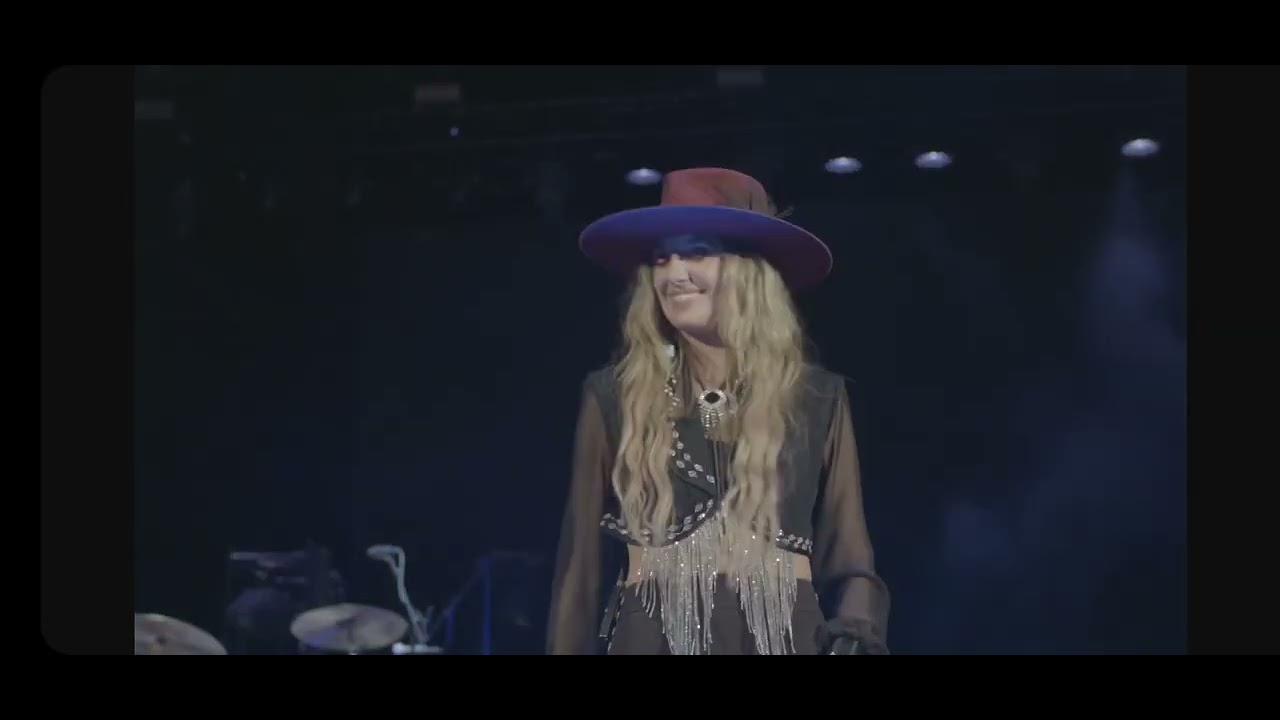 Lainey Wilson 'Country's Cool Again!' Live at Red Rocks 26/9/23 - YouTube
