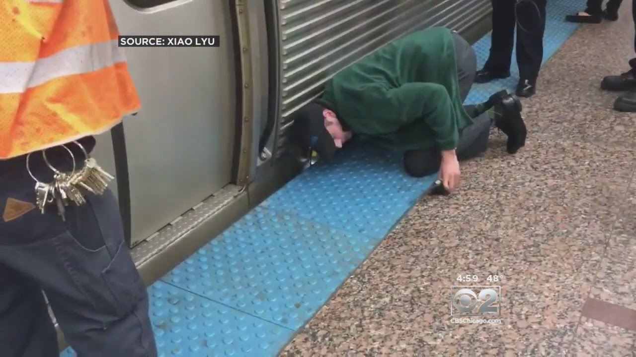 Good Samaritan Helps Woman Trapped Under Red Line Train - YouTube