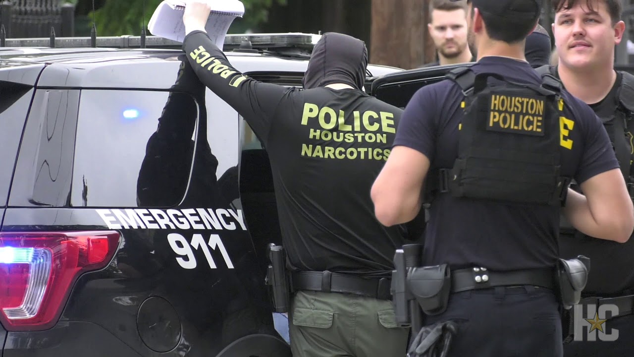 WATCH: Houston narcotics officers raid home in Magnolia Park - YouTube