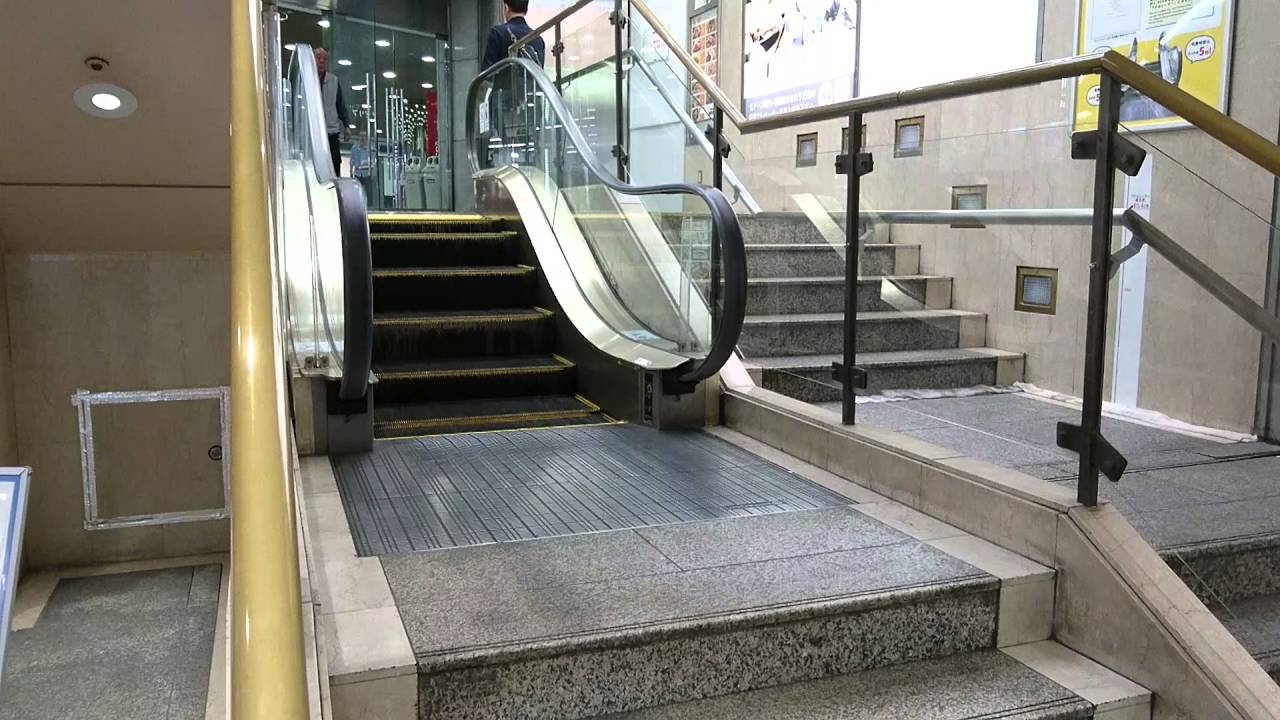 Very short escalator Kawasaki,Japan - YouTube