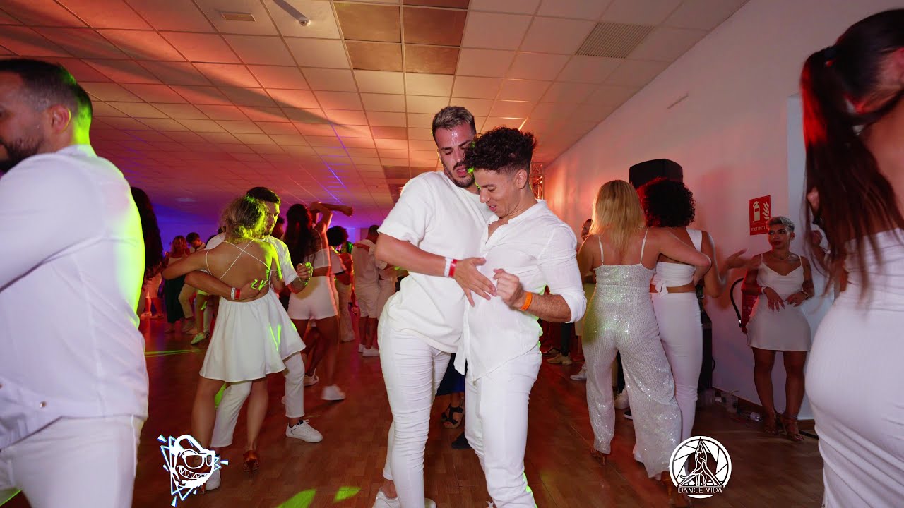Two guys dancing sensual Bachata | Timbachata - YouTube