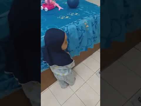 Farha, Bangun tidur belum mandi, langsung minta dipakaein jilbab...