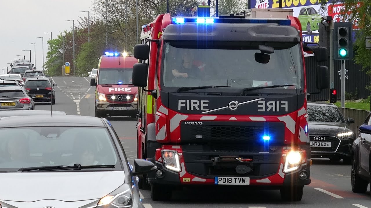 Ashton Enhanced Rescue Unit responding on lights and sirens down Old ...