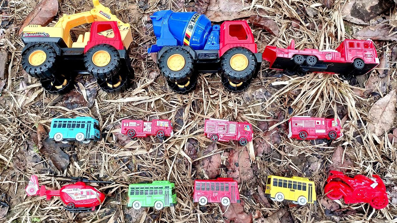 menyusun mainan mobil tangki, motor gede, bus tayo, mobil pemadam ...