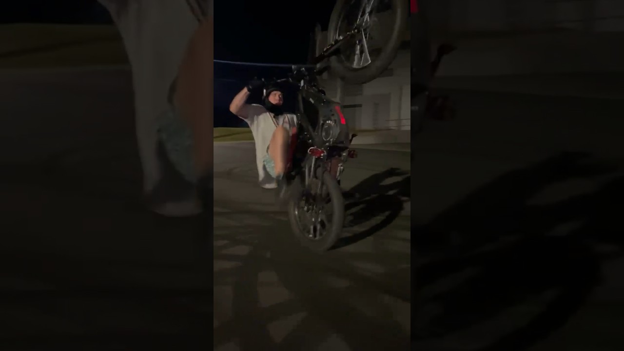 Surron hand drag gone wrong😨 #fypシ #bike #wheelie #surron - YouTube