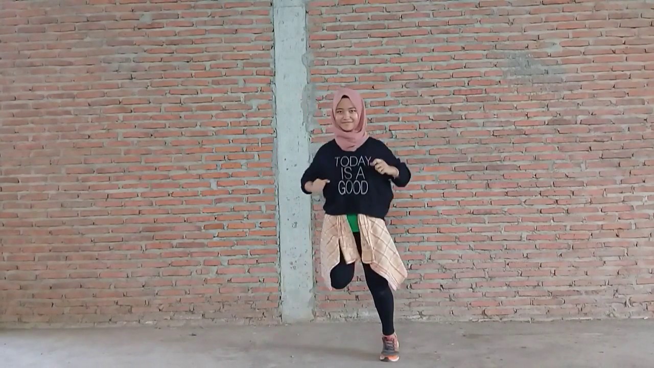 Basic Step (Arm Movement and Foot Movement) in Aerobic Dance - YouTube