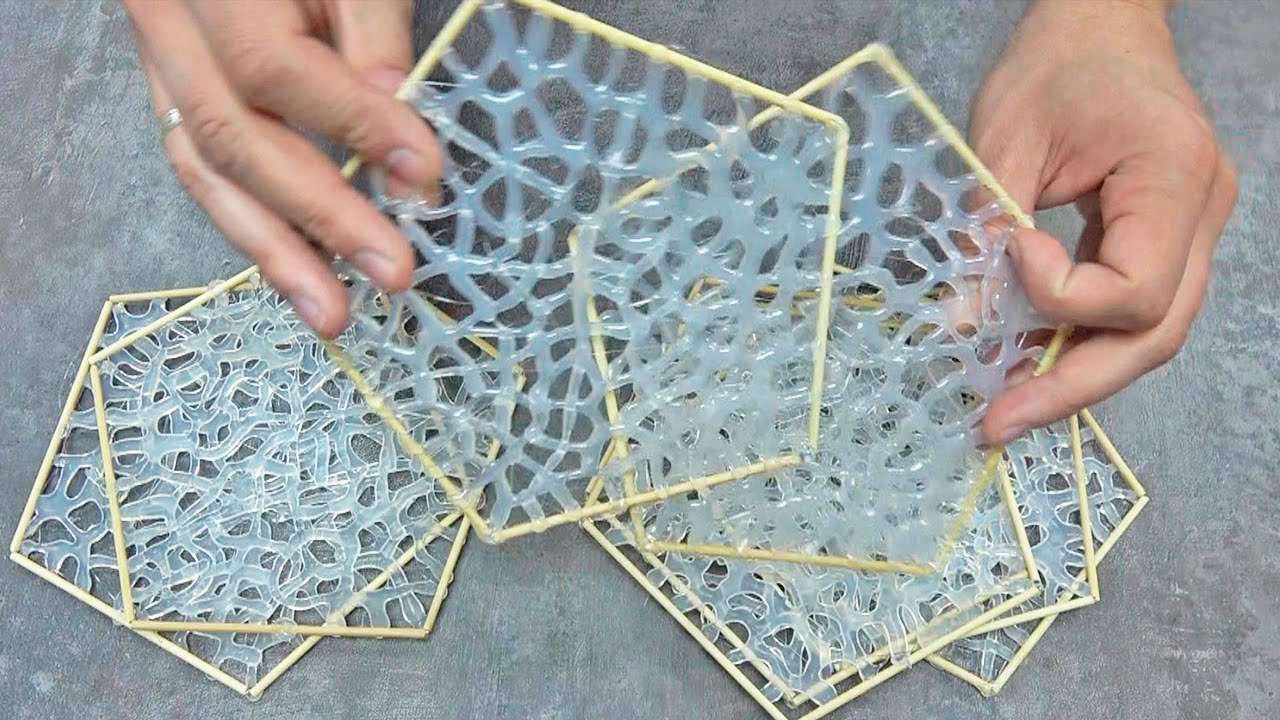 Just take these wooden sticks and glue them together, amazing result ...