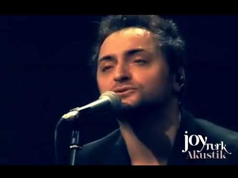 Zakkum çok güzel söylüyor be.:)
