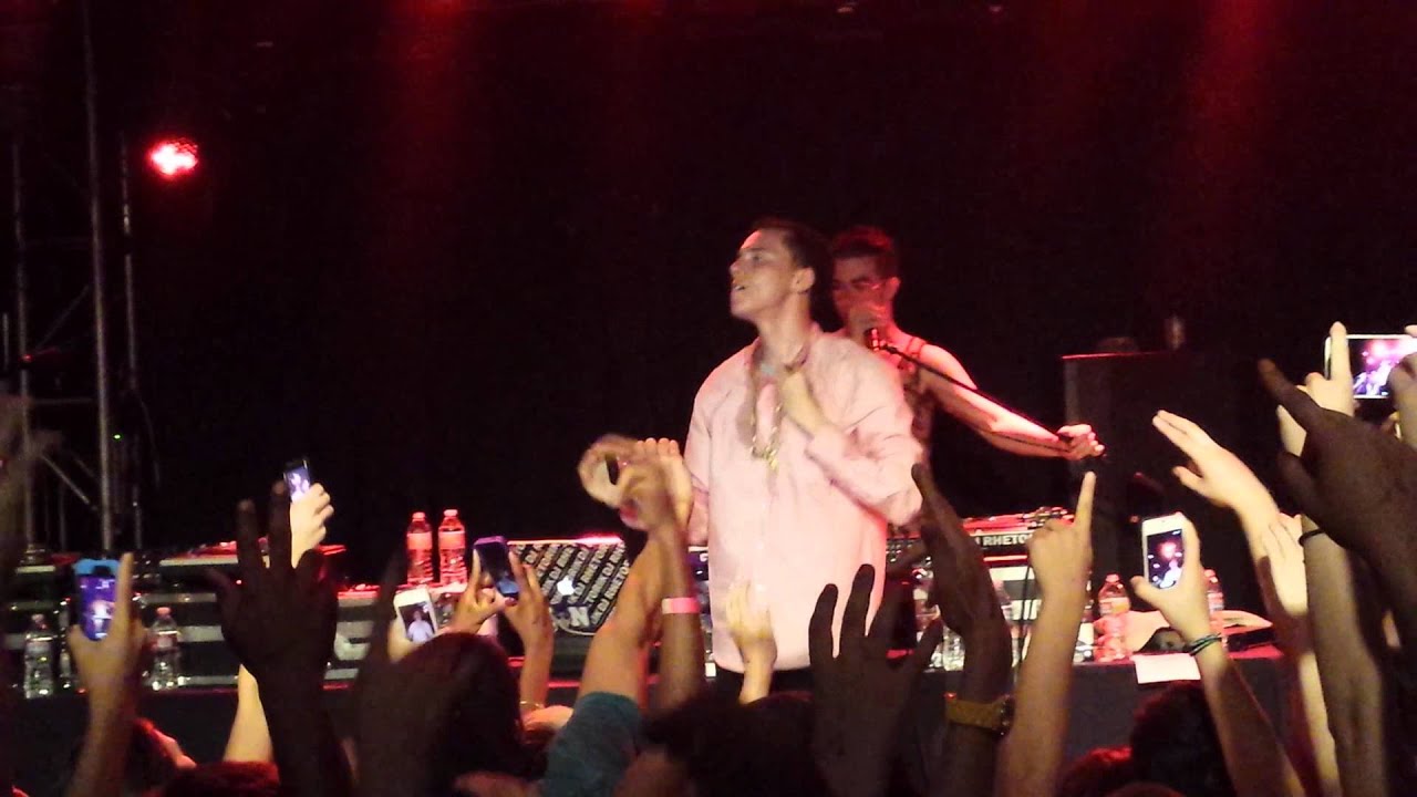 LOGIC "Walk on by" (Live) - YouTube