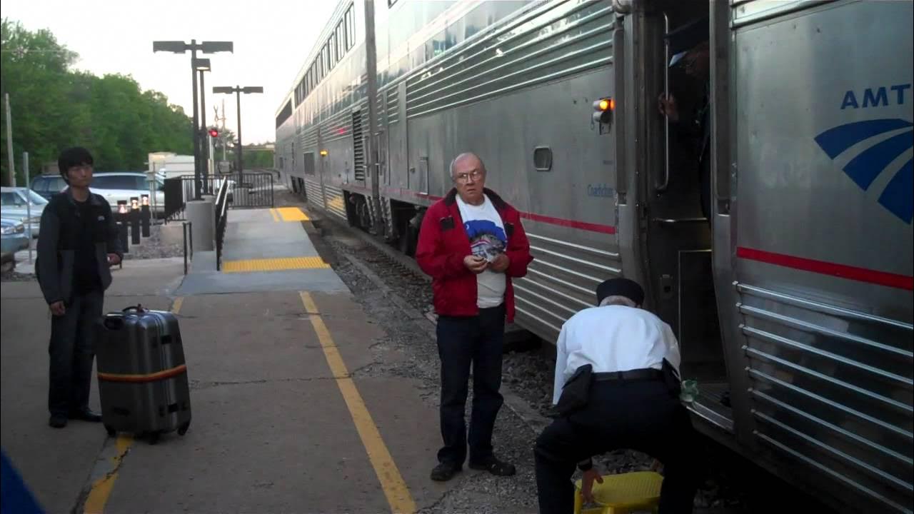 Amtrak's SW Chief #3 running late at La Plata, Mo. - YouTube