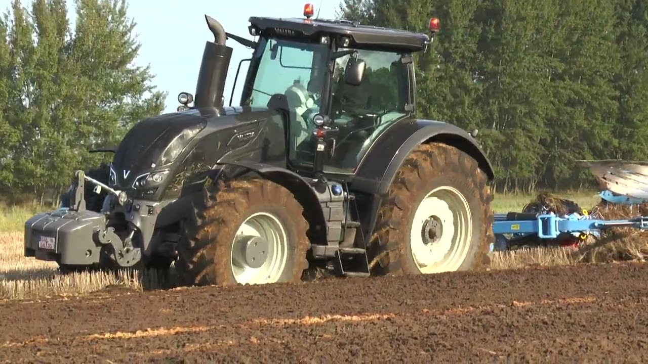 Valtra S354 tractor with Lemken Vari-Diamant 7 furrow plough - YouTube