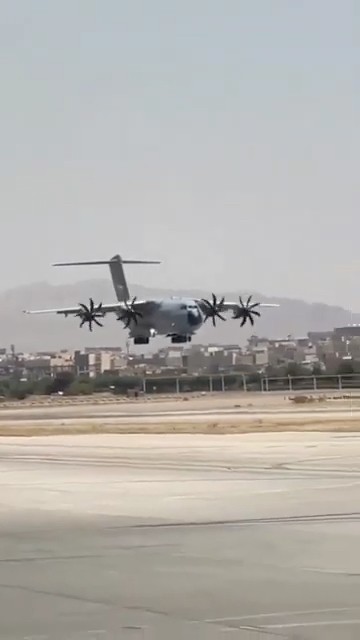 Perfect A400M Landing Flare & Touchdown #a400m - YouTube