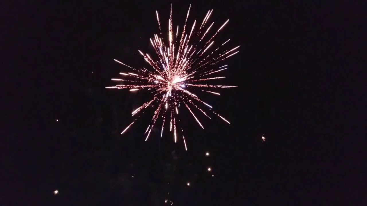 HOOTENANNY 12 SHOT REPEATER BY PHANTOM FIREWORKS - YouTube