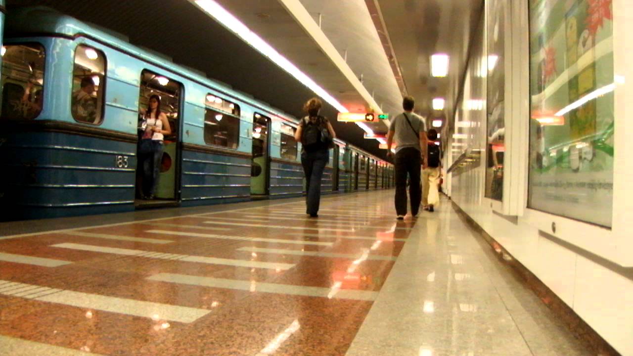Budapest Metro line 2 (M2) 2011.05.27 - YouTube