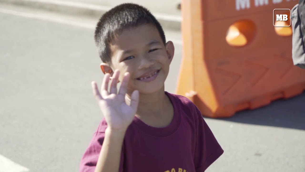 Devotees endure long queues during 'Pahalik' - YouTube