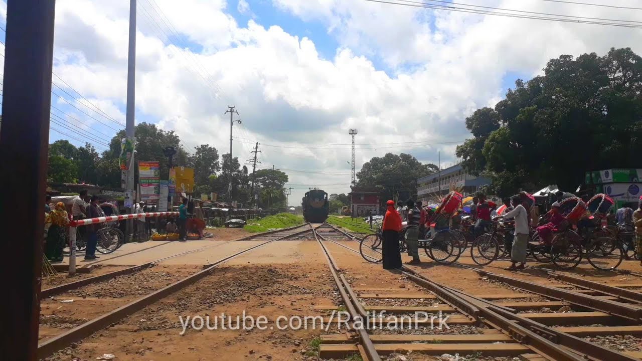 Supper Speedy Diesel Train Crossing Most Crowded Railgate+Bangladesh ...