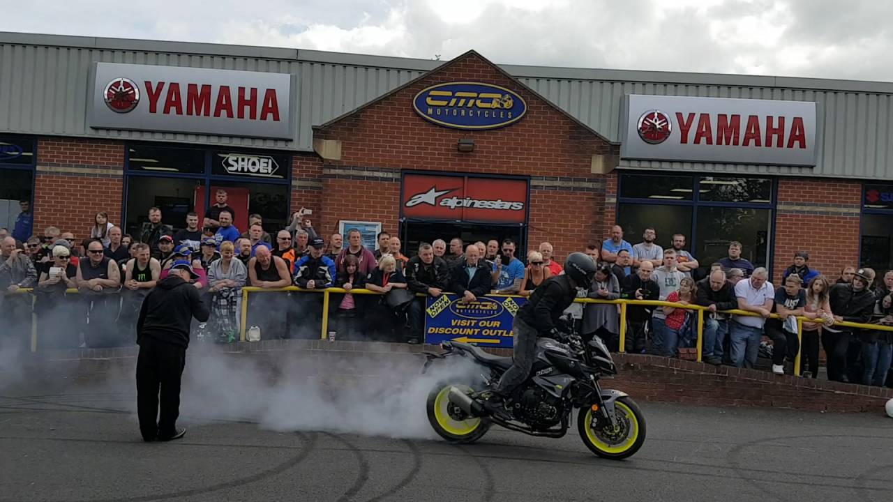 Dave Coates yamaha stunt riding CMC Clay Cross. - YouTube