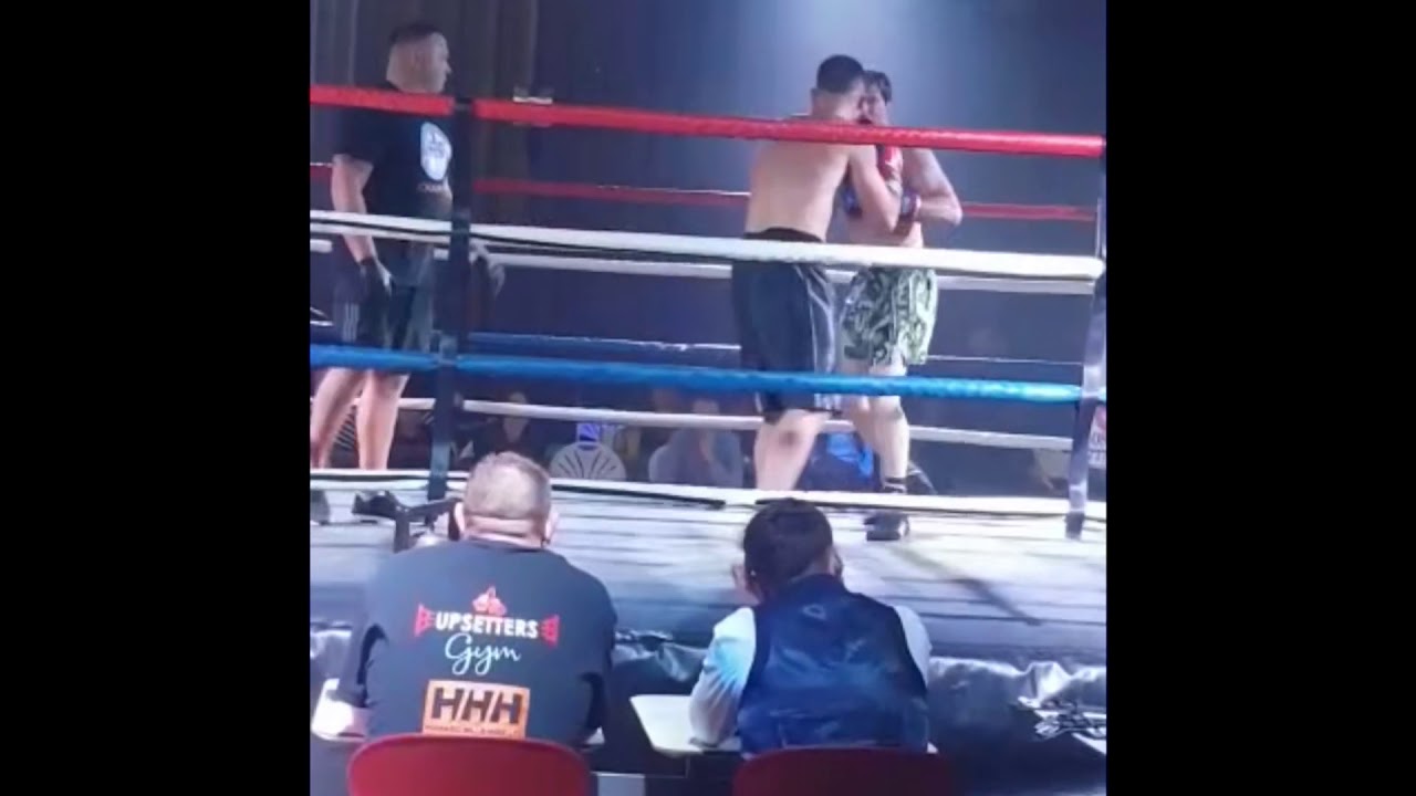 Pro boxing fight - YouTube