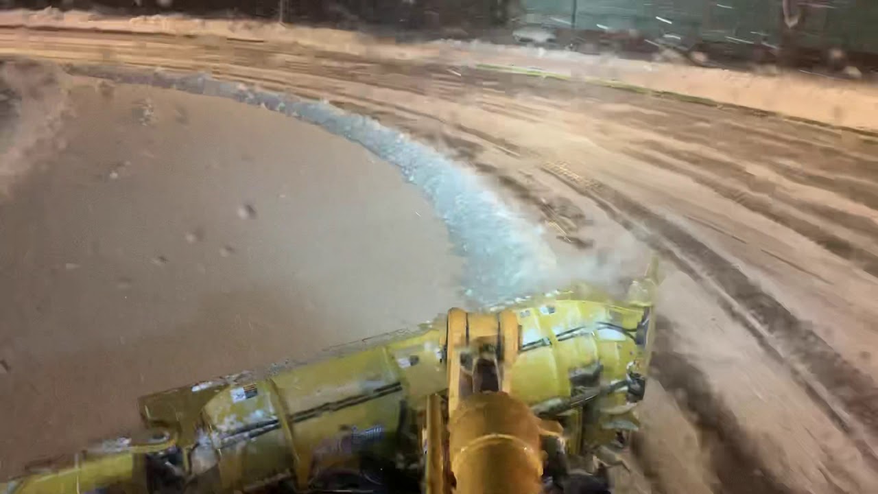Case 721 HLA SNOW WING Bus circle - YouTube