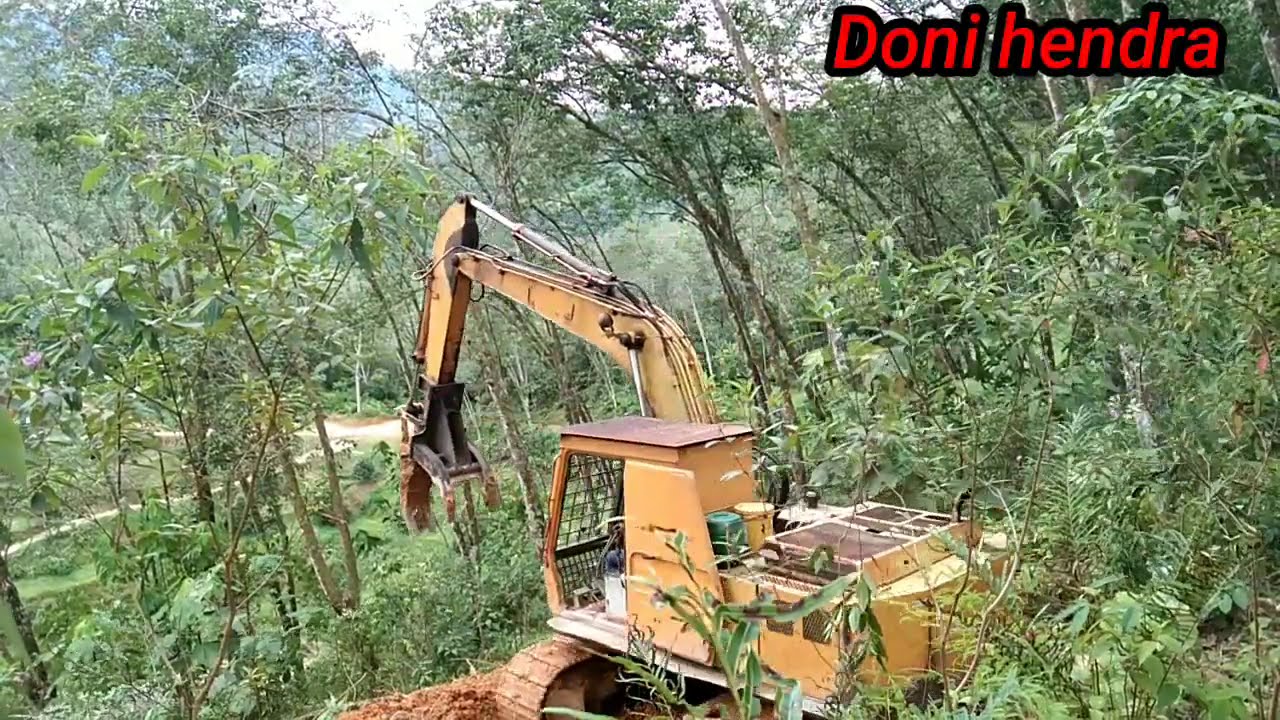 Hitachi uh045-7 terpeleset karna licin lepas hujan - YouTube